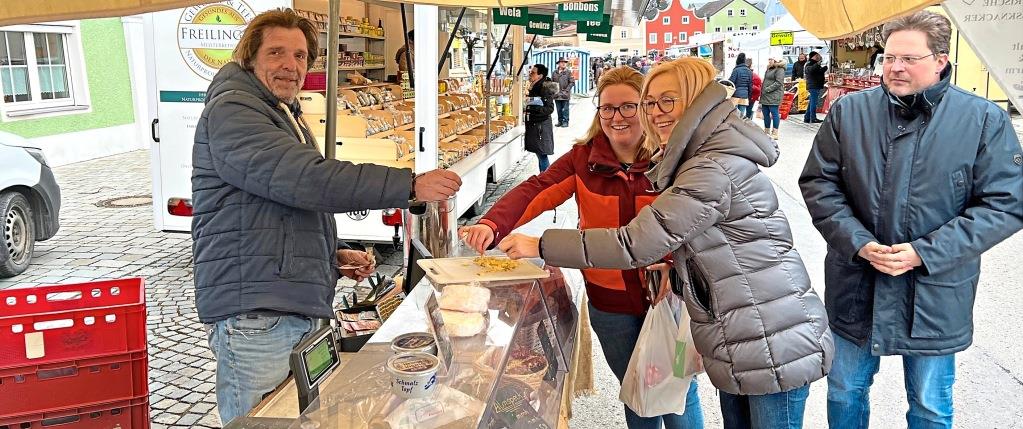 Kittelschürzen, Spielzeug, Pavesen: Viel los am Wachsmarkt