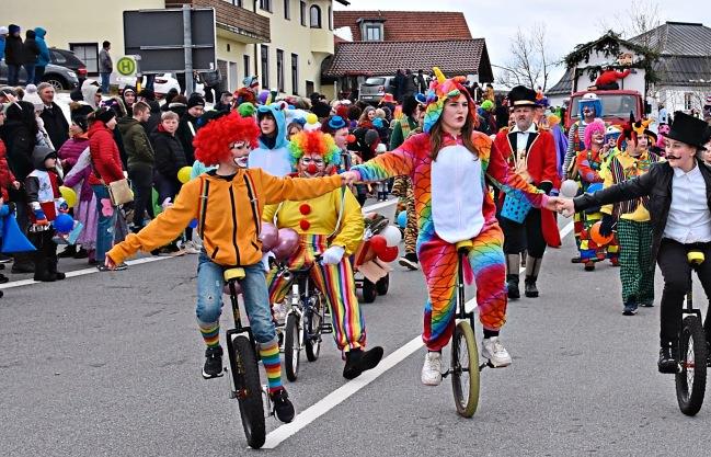 Bunte Show mit Artisten und Bohrtrupp