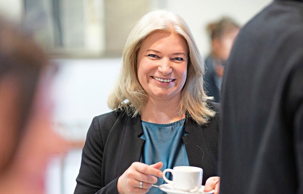 Annette Mann aus Simbach erzählt, wie es als erste Frau an der AUA ...