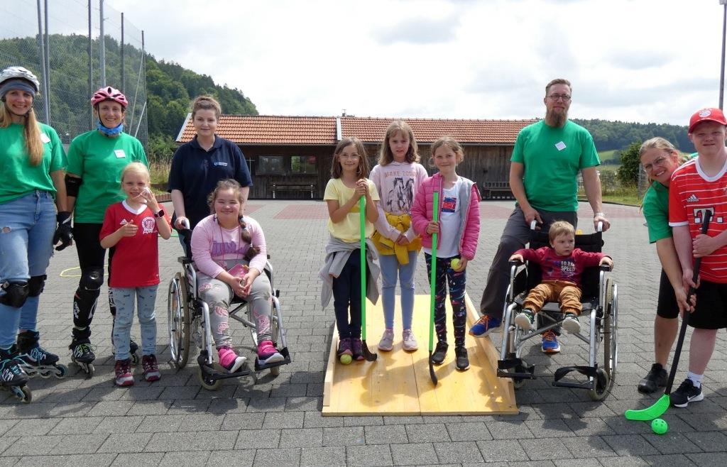 Kinder mit und ohne Behinderung sporteln zusammen