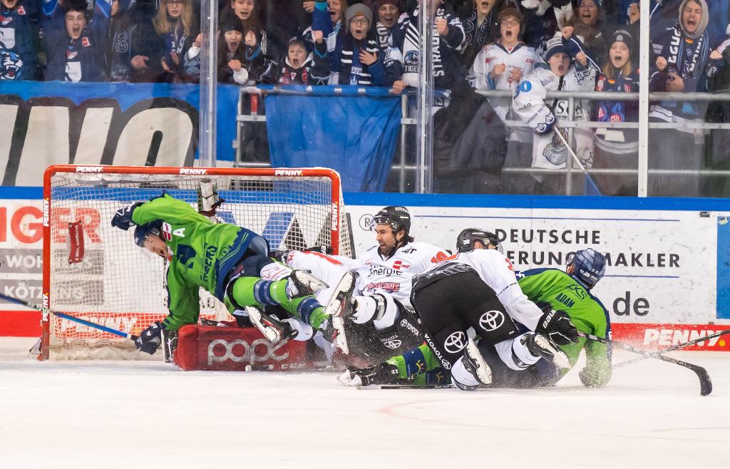 Marcel Brandt macht das Viertelfinale für die Straubing Tigers perfekt