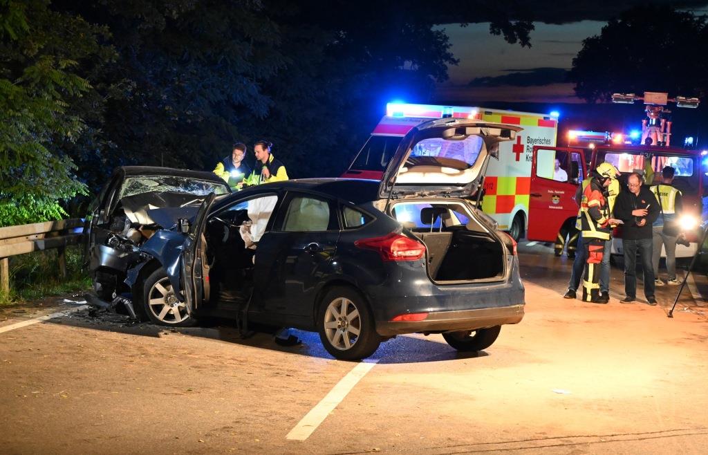 Mann gerät in Gegenverkehr: Kind (8) stirbt bei schwerem Unfall bei Neunburg – Fünf Schwerverletzte