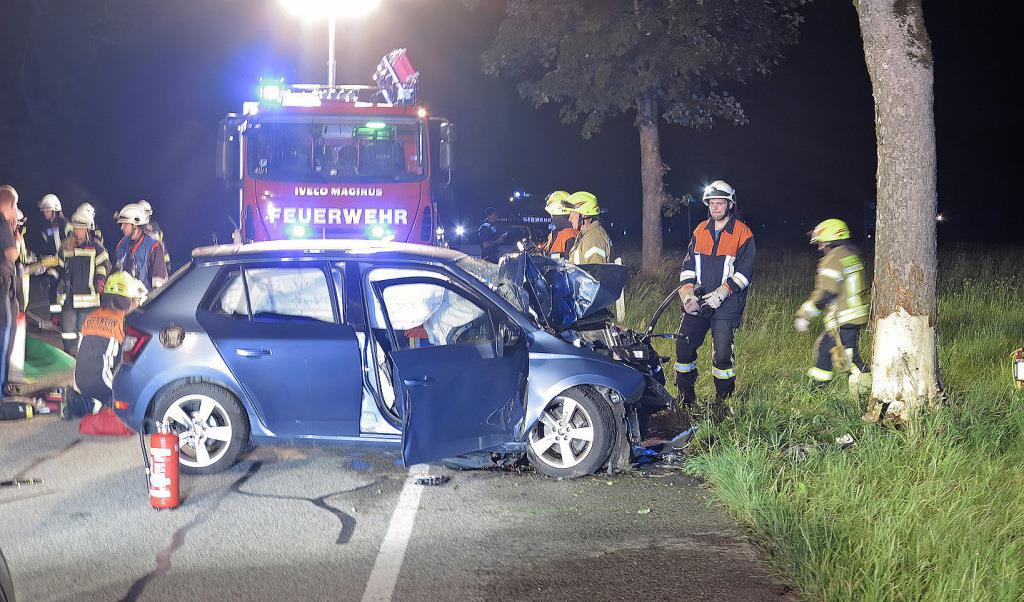 Auto prallt in Marktschellenberg gegen Baum – 24-Jähriger eingeklemmt ...