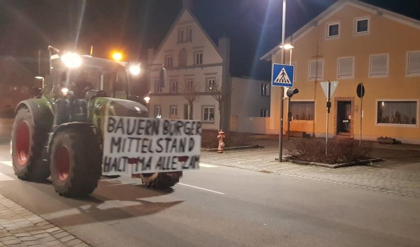 74 Fahrzeuge zeigen: Bauernprotest geht weiter