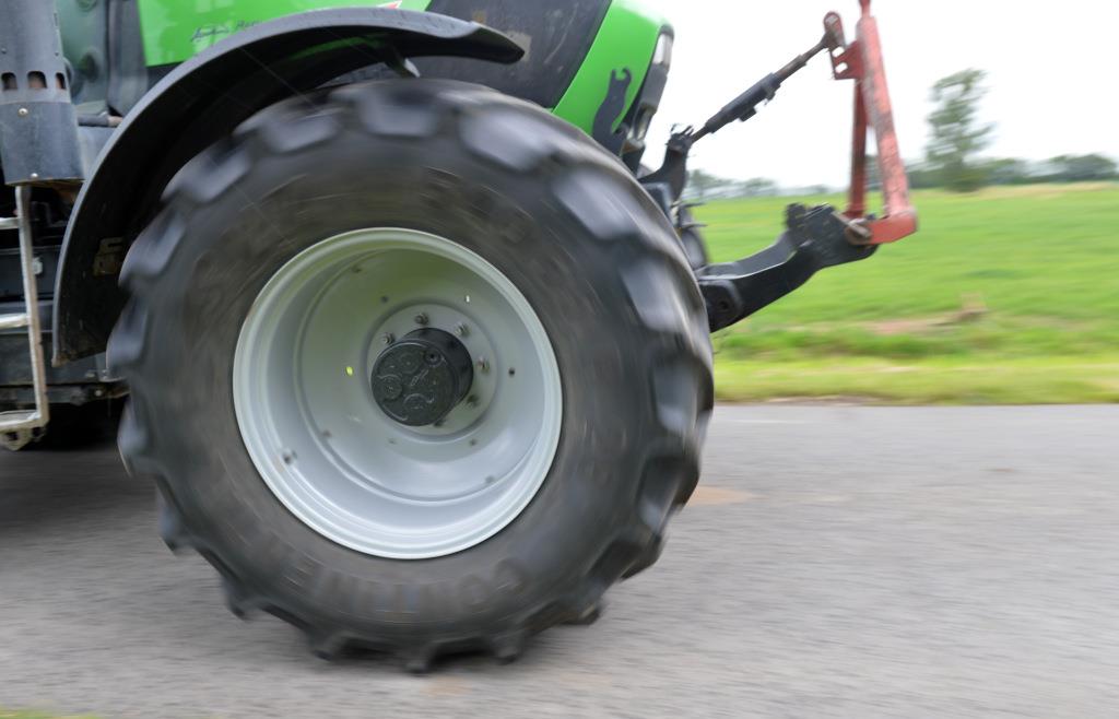 Waging: Bub (2) von Traktor überrollt – und wie durch ein Wunder ...