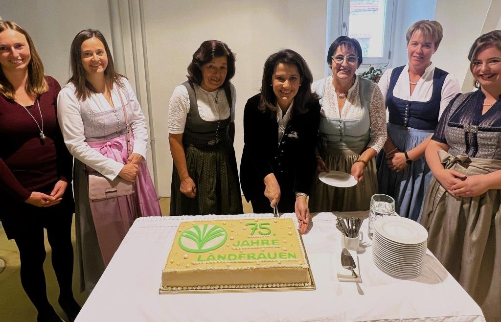 Ministerin Michaela Kaniber als Ehrengast bei der 75-Jahr-Feier der ...