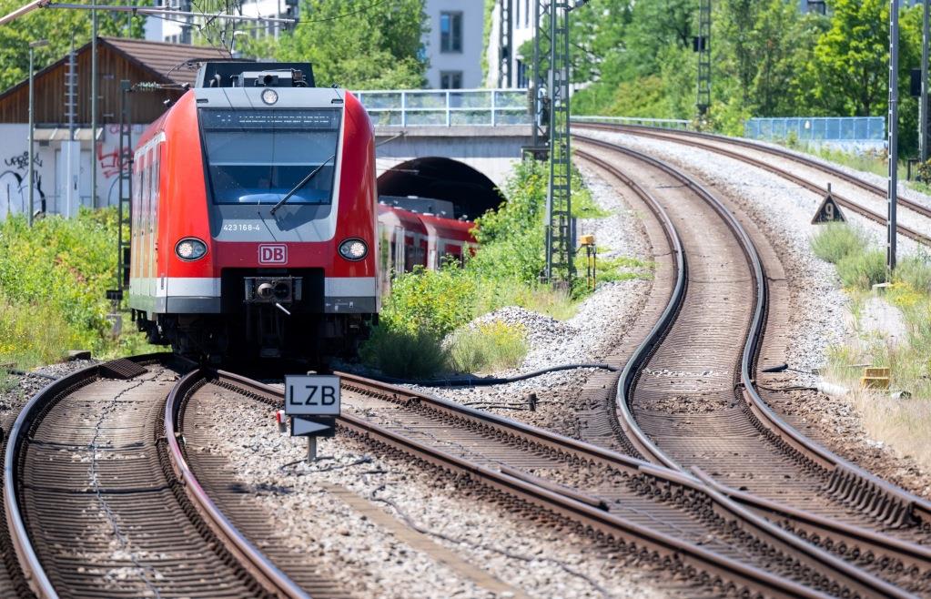 Betrunkener Vater torkelt mit Baby am Bahnhof in München fast ins Gleis