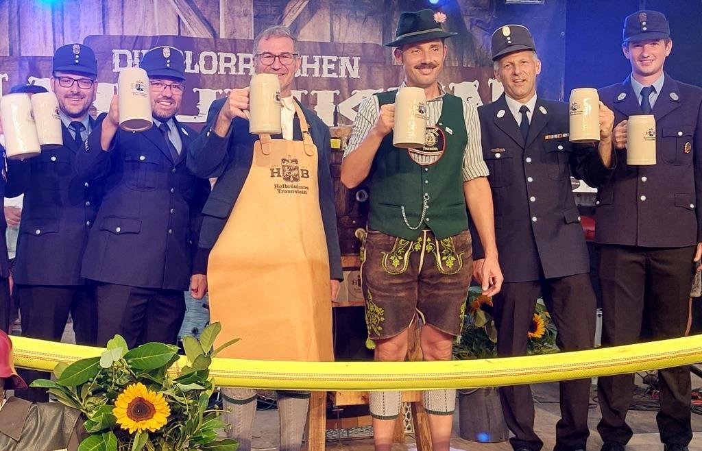 Zum Auftakt beste Feierlaune: Stimmung im Zelt bei Anstich und Auftritt ...