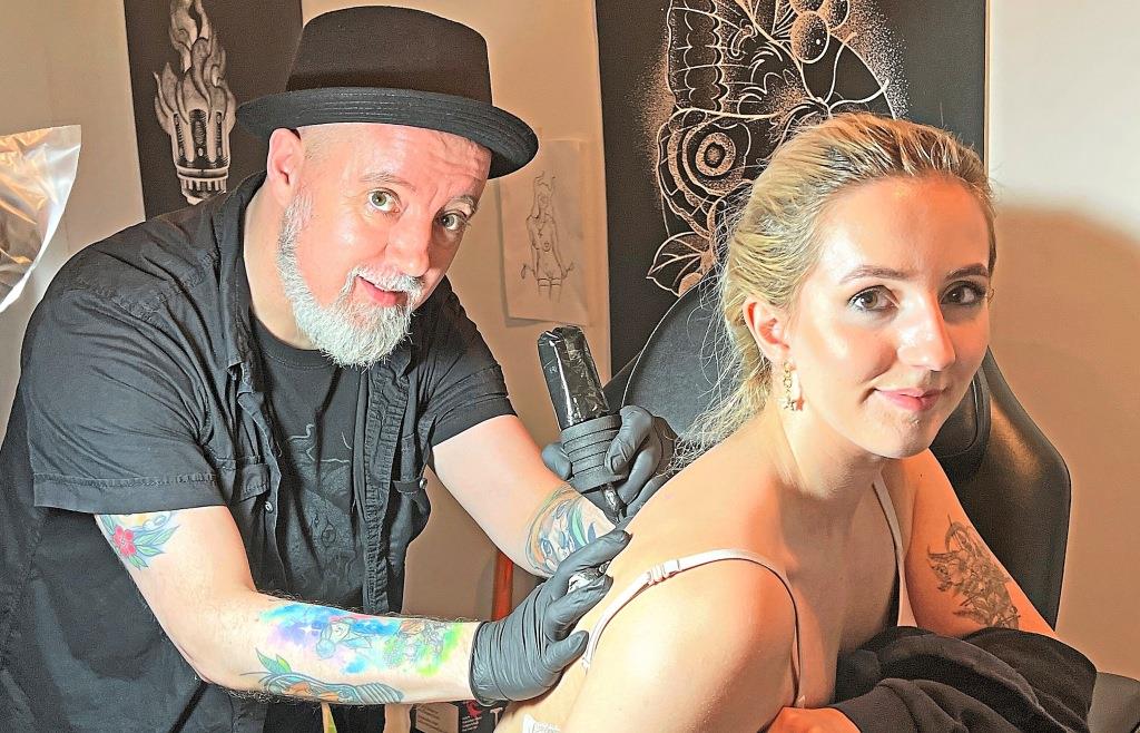 Mit Nadel, Farben und ruhiger Hand: Tattoo-Messe in Eggenfelden war voller Erfolg