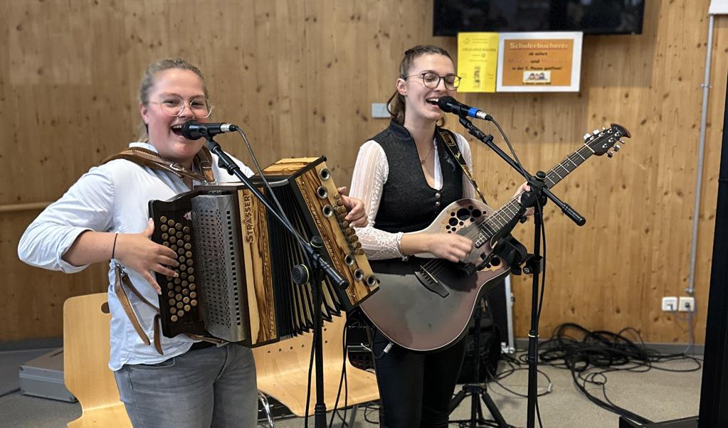 Goldene und blaue Karten für engagierte Bürger im Landkreis Regen
