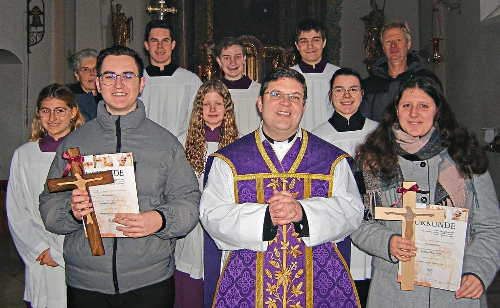 Pfarrer Hartmann verabschiedet Ministranten