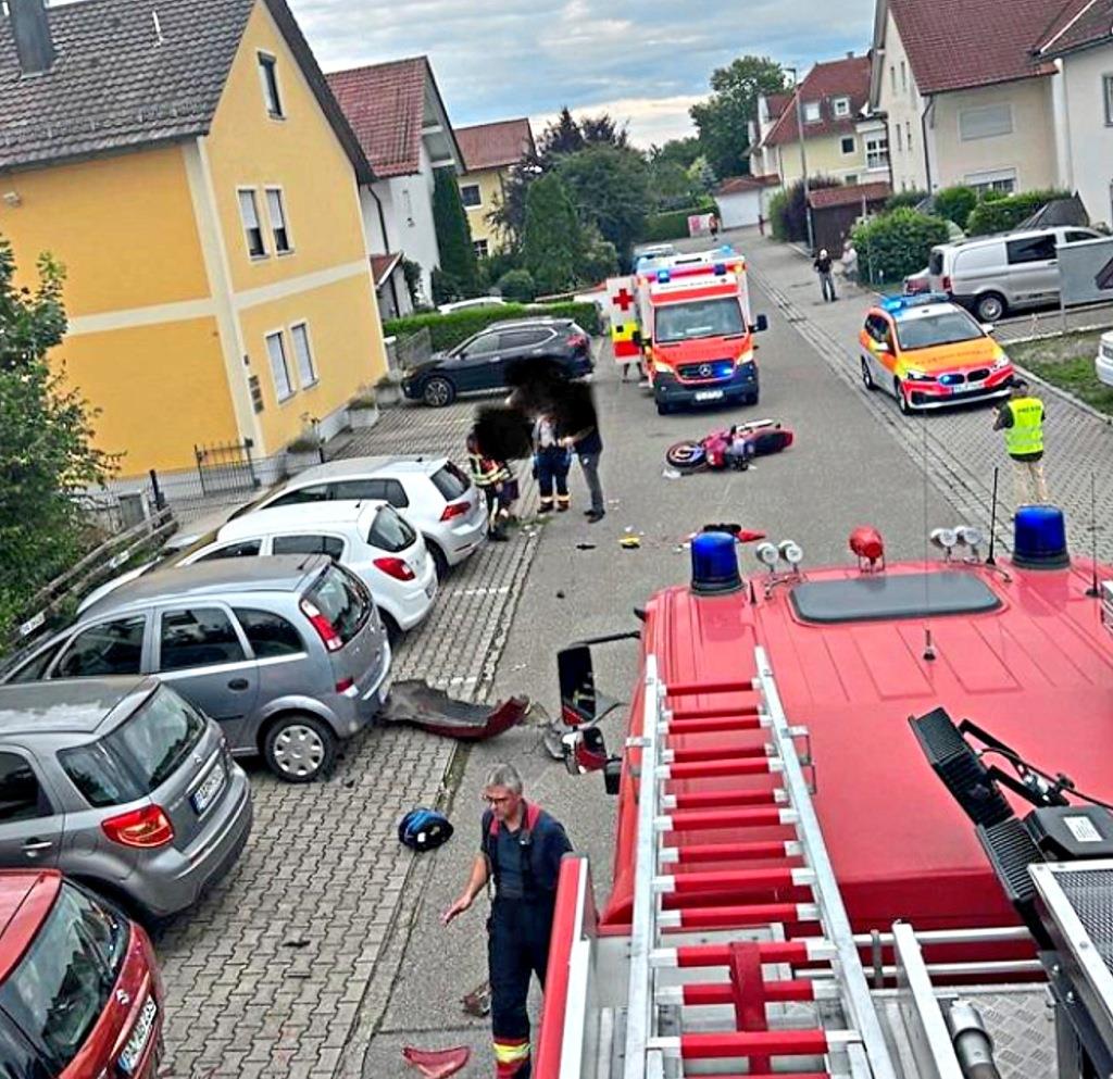 Motorradfahrer kracht in Autos