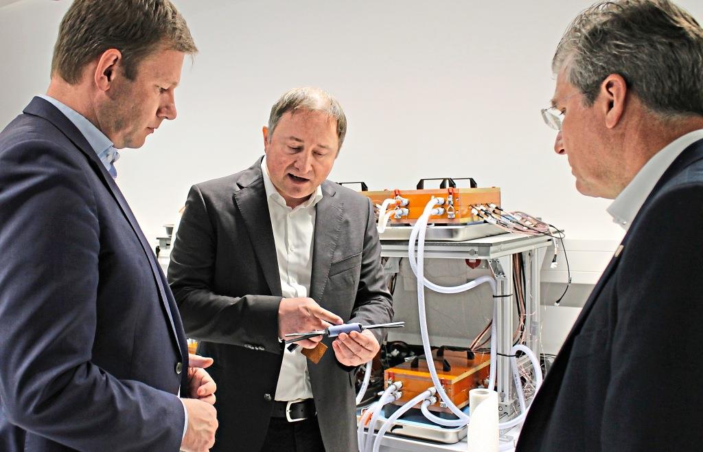 Prof. Dr. Michael Sternad erforscht die Grenzen der Akkuzellen