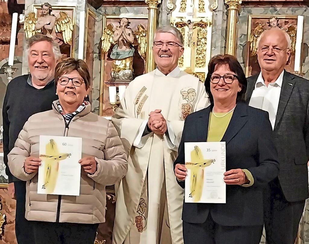 Urkunden für treue Sängerinnen
