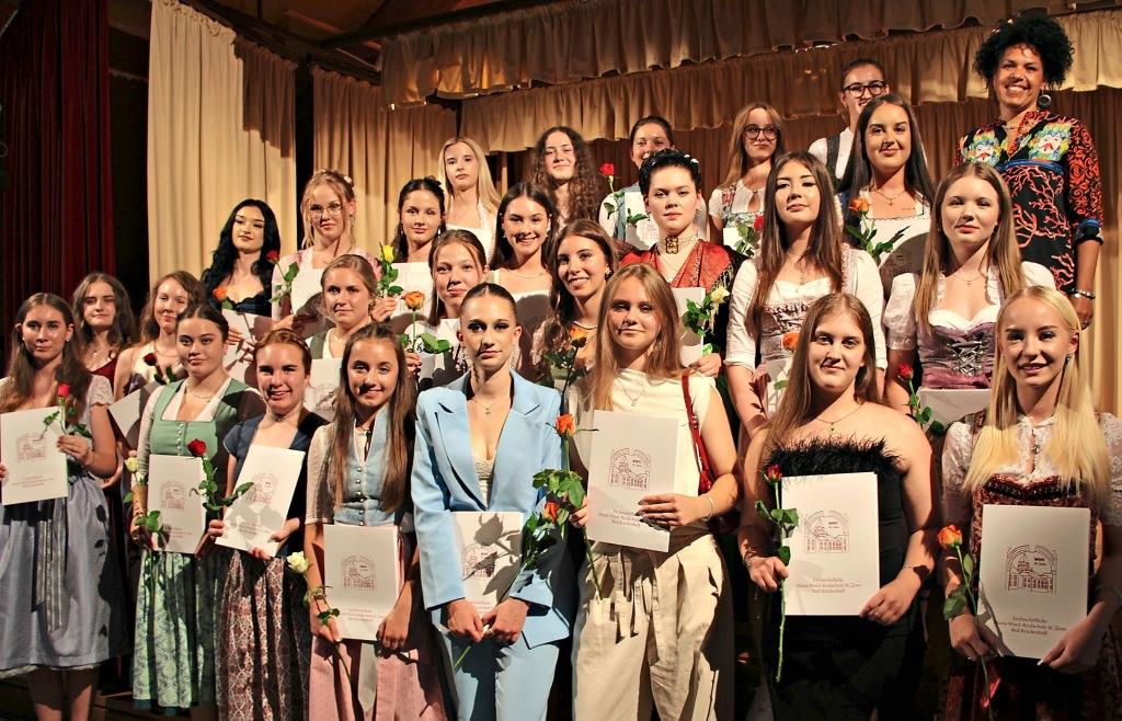 93 Absolventen der Maria-Ward-Realschule in Bad Reichenhall verabschiedet