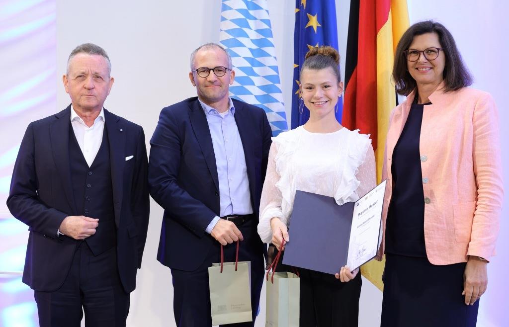 Platz 1 in Deutschland: Ehrung für BMW-Auszubildende Lena-Marie Brandl