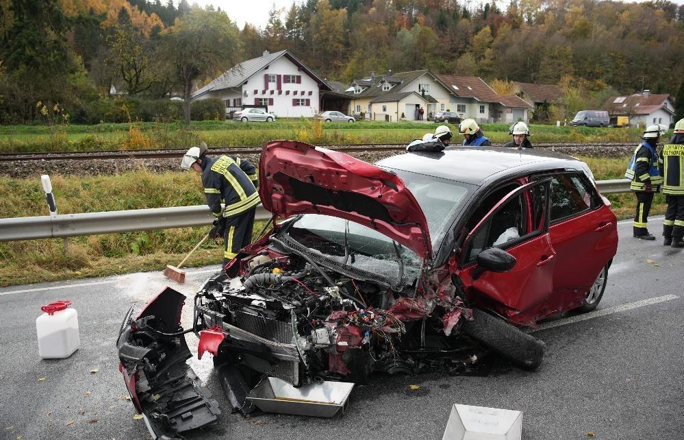 Autos prallen bei Vilshofen frontal zusammen: Drei Verletzte