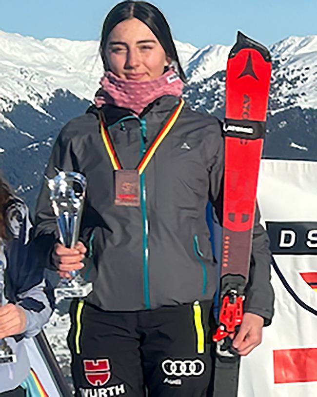 Franca Salhi in Stockerl-Form