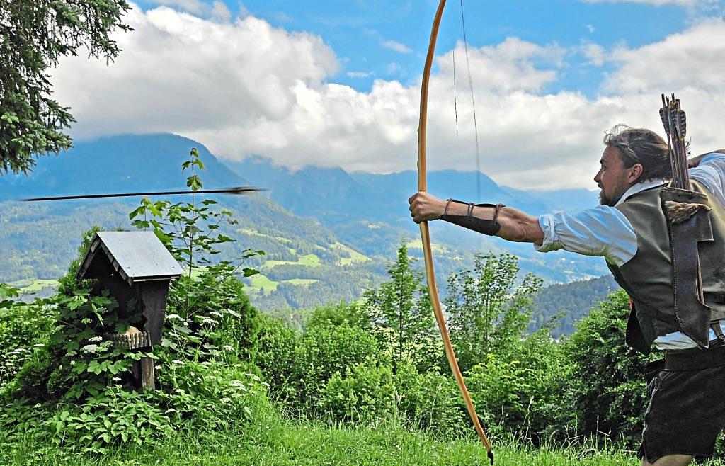 Die alte Kunst des Bogenbaus am Berg lebt: Bis bald im Wald beim Bogen ...