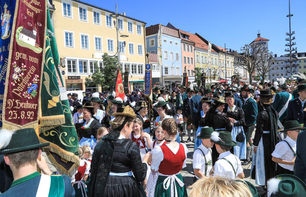 Farbenprächtiger Festzug zum Traunsteiner Frühlingsfest im Video