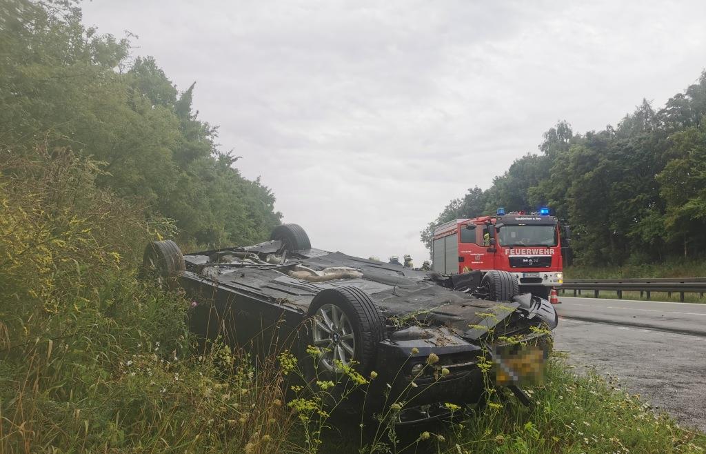 Auto im Regen auf A3 überschlagen: Zwei Verletzte nach Unfall bei Passau