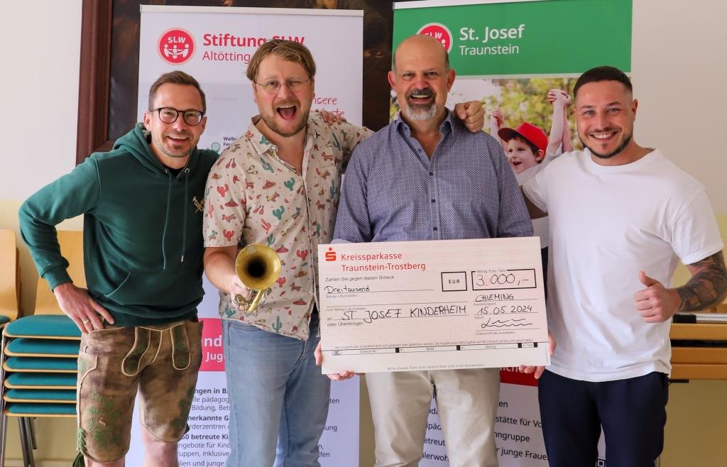 LaBrassBanda erspielen 3000 Euro für Traunsteiner Kinderheim St. Josef