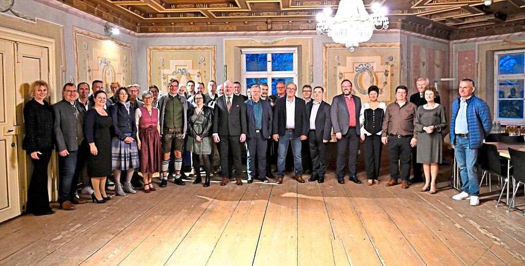 Lindner Group aus Arnstorf ehrt langjährige und verdiente Mitarbeiter