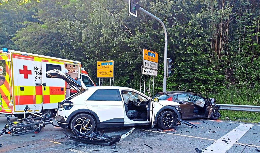 Autos kollidieren kurz hintereinander auf der Passauer B85: Straße musste gesperrt werden