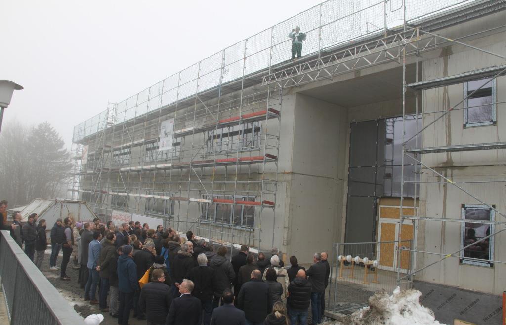 Nach „sportlicher“ Bauzeit: Richtfest an Berufsschule