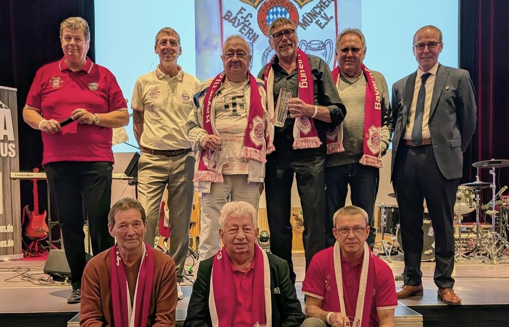Bayernfanclub Pilsting feiert 40-Jähriges – Signiertes FC Bayern-Trikot ...