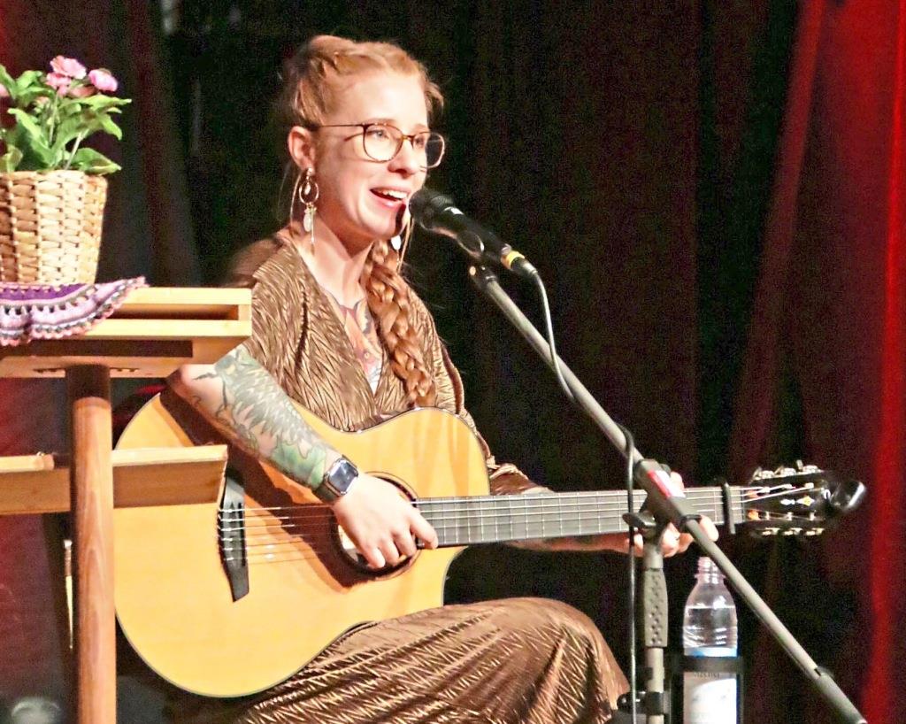 Kabarettistin Sara Brandhuber In Simbach Von Der Heia Oma Bis Zum kabarettistin-sara-brandhuber-in-simbach-von-der-heia-oma-bis-zum