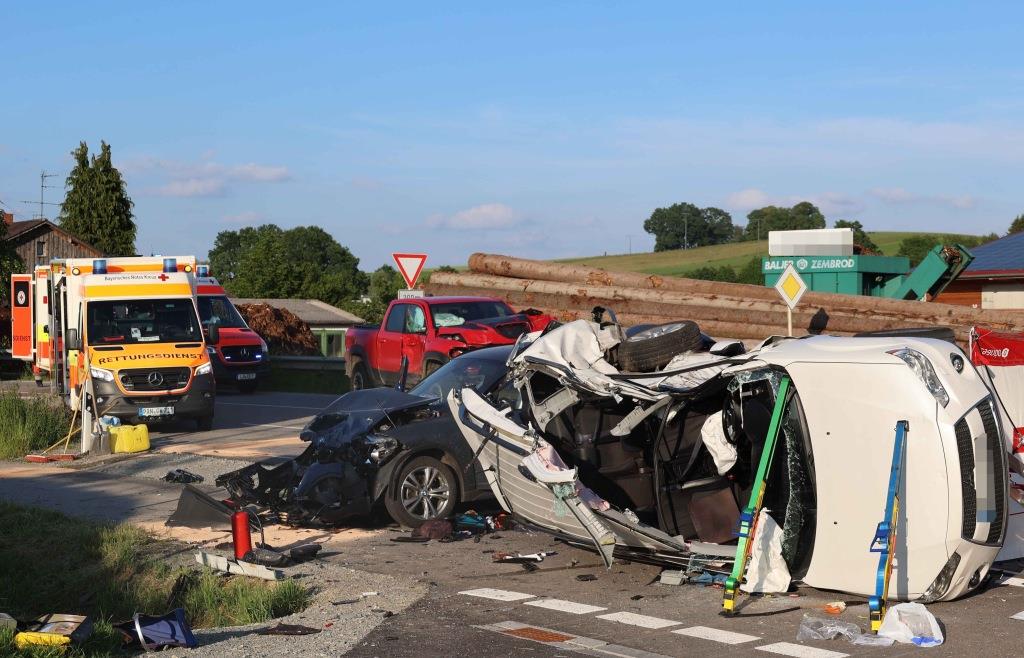 Mann (69) stirbt bei Autounfall im Kreis Mühldorf – Sechs Verletzte