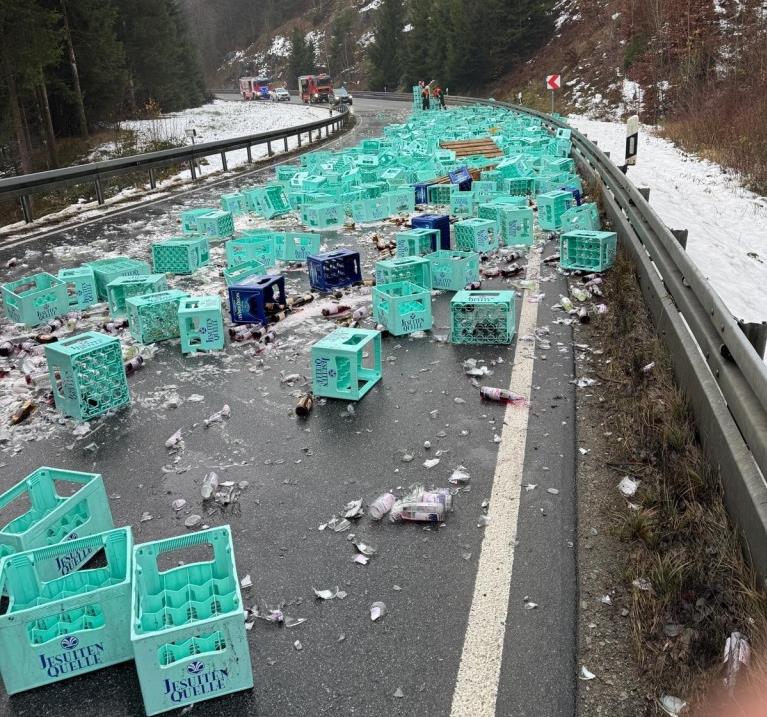 Bildergalerie: Lkw verteilt dutzende Getränkekisten auf B533 zwischen ...