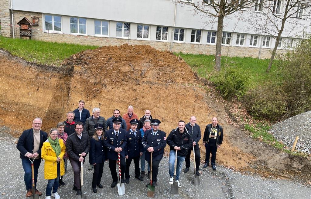 Nach langem Warten: Spatenstich für den Anbau des Feuerwehrhauses Alkofen