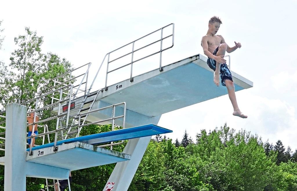 Keine hohen Sprünge im Regener Freibad – Fünf-Meter-Turm ist gesperrt