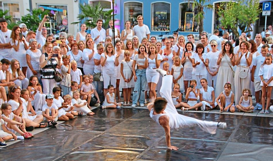 Ganz in Weiß bis zum Regenguss: Stadt Eggenfelden feiert „Weißes Fest“