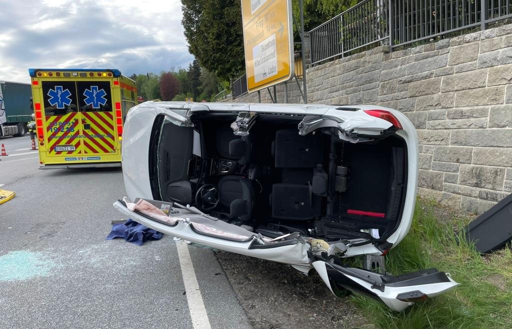 Unfall auf der B12 bei Freyung: Auto bleibt in Seitenlage liegen