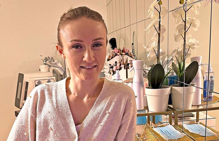 Bei Wimpern macht Jessica Schuster aus Hengersberg keiner was vor