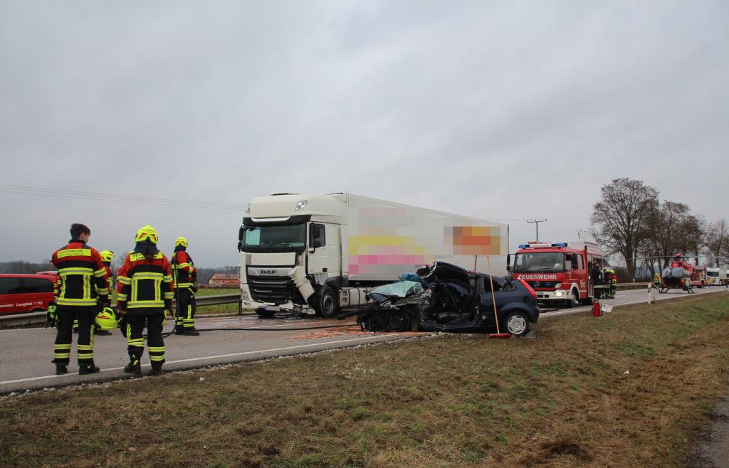 Auto prallt frontal gegen Lastwagen: B16 bei Bad Abbach mehrere Stunden ...