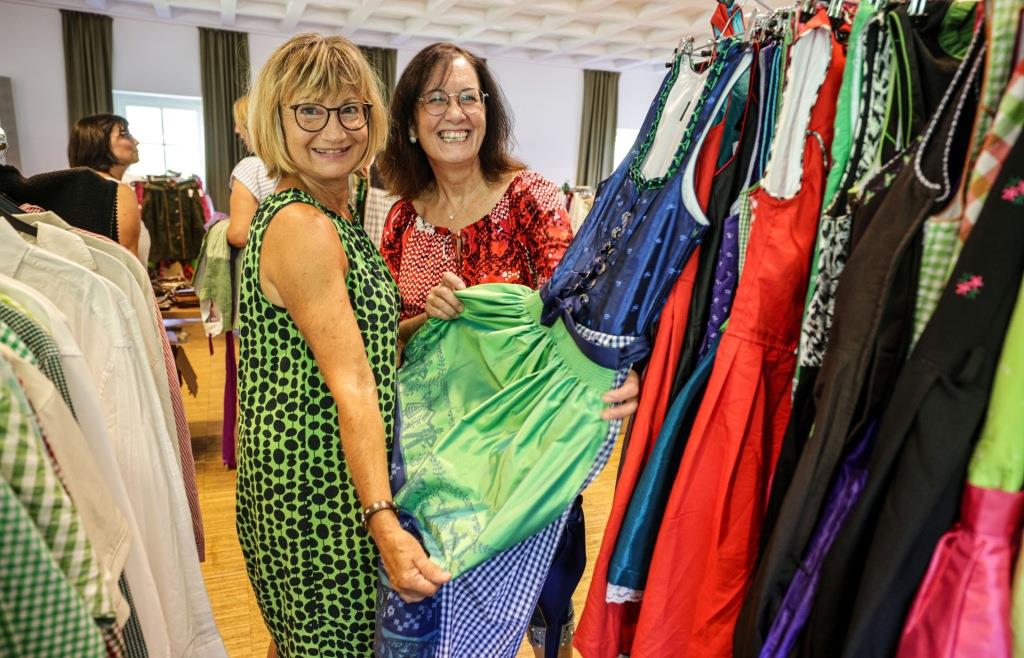 Die Dirndl waren heiß begehrt: Trachten-Flohmarkt für den guten Zweck ...