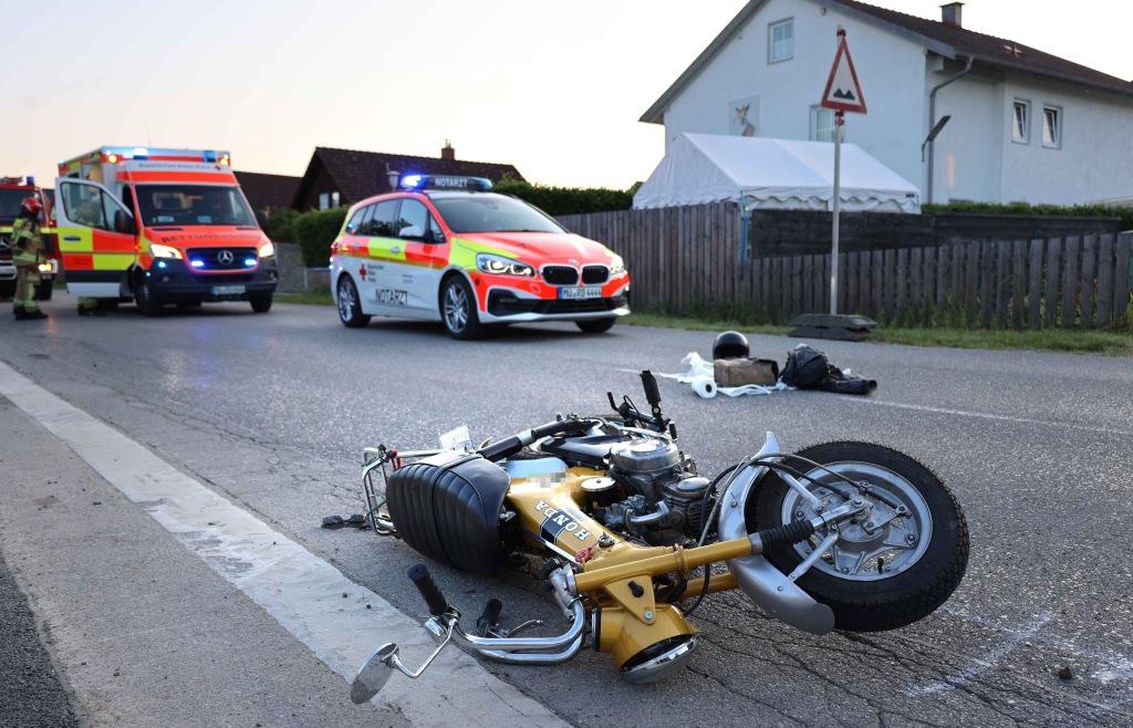 Motorradfahrer kollidiert mit Hund und wird schwer verletzt