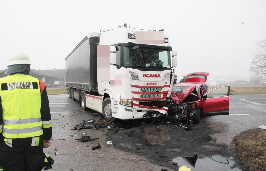 Unfall mit Lkw auf der B15 bei Schechen: Autofahrer schwer verletzt