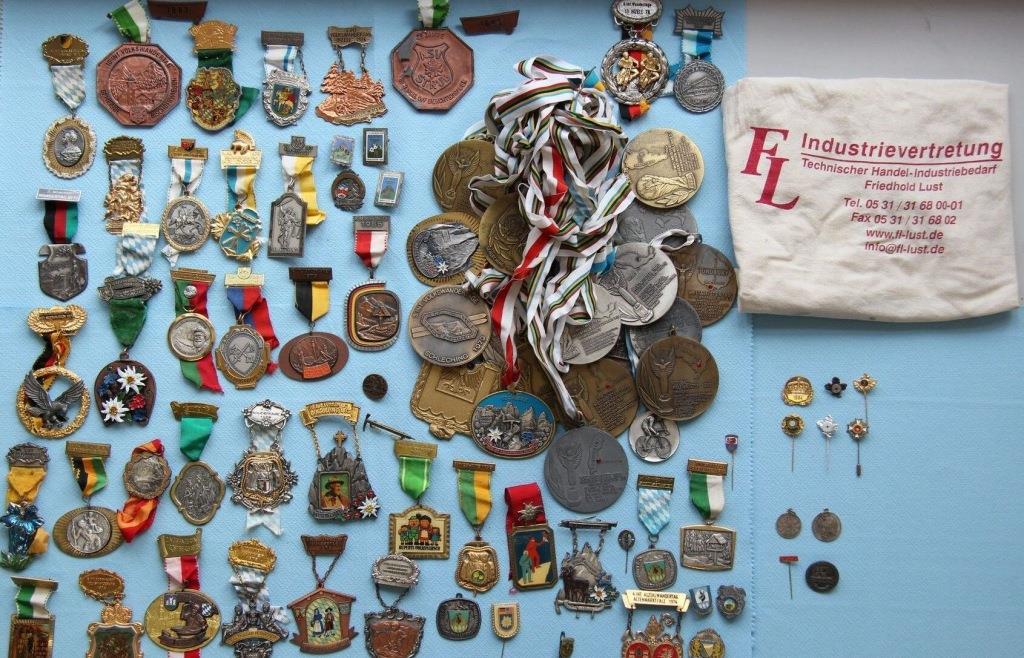 Medaillen und Abzeichen: Dieb klaut Sammlerstücke - Polizei sucht Eigentümer