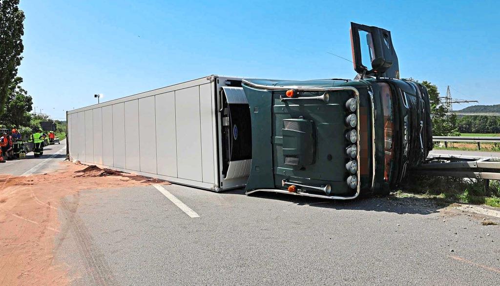 Auf der A94: Sattelzug kippt um