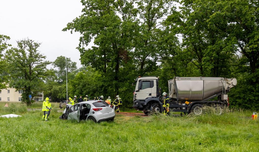 Tödlicher Unfall bei Tacherting: Autofahrerin (68) stirbt nach Frontalcrash mit Lkw