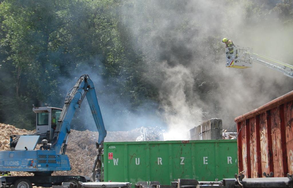 Brennende Arbeitsmaschine: Viel Rauch und wohl hoher Schaden bei „Veolia“