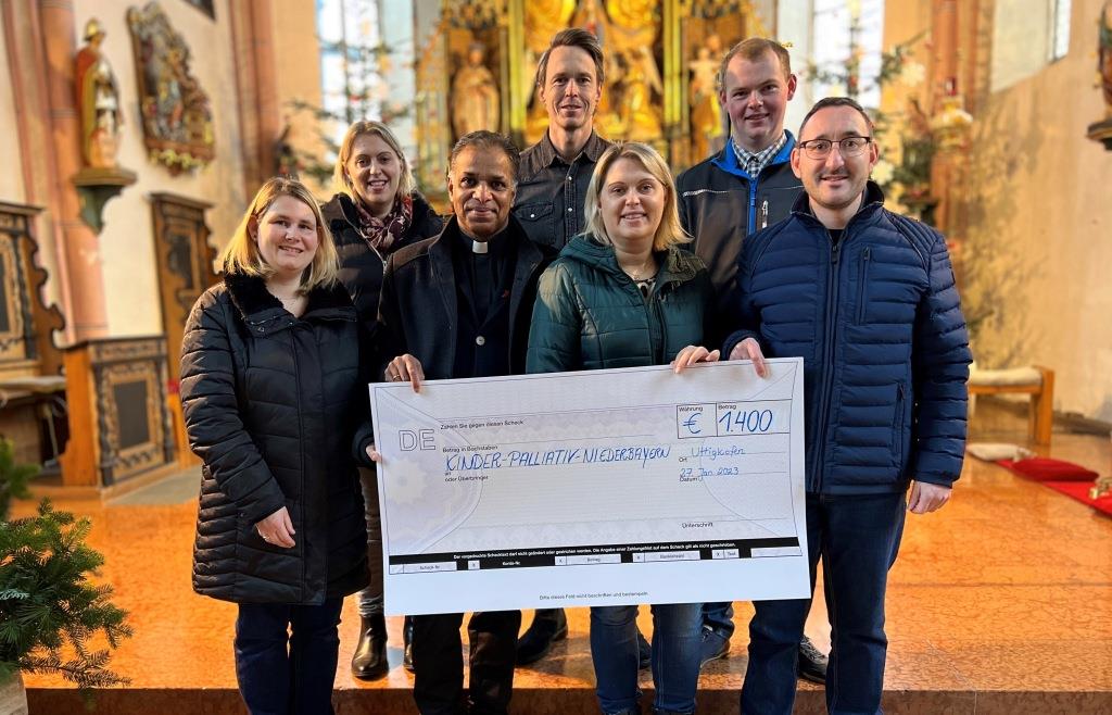 Pfarrgemeinderat Uttigkofen überreicht 1400 Euro an Kinder ...