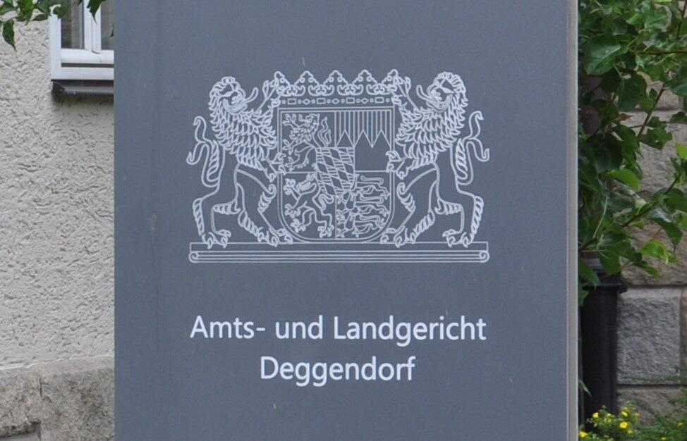 Prozess wegen Volksverhetzung: Urteil am Amtsgericht Deggendorf erst im ...