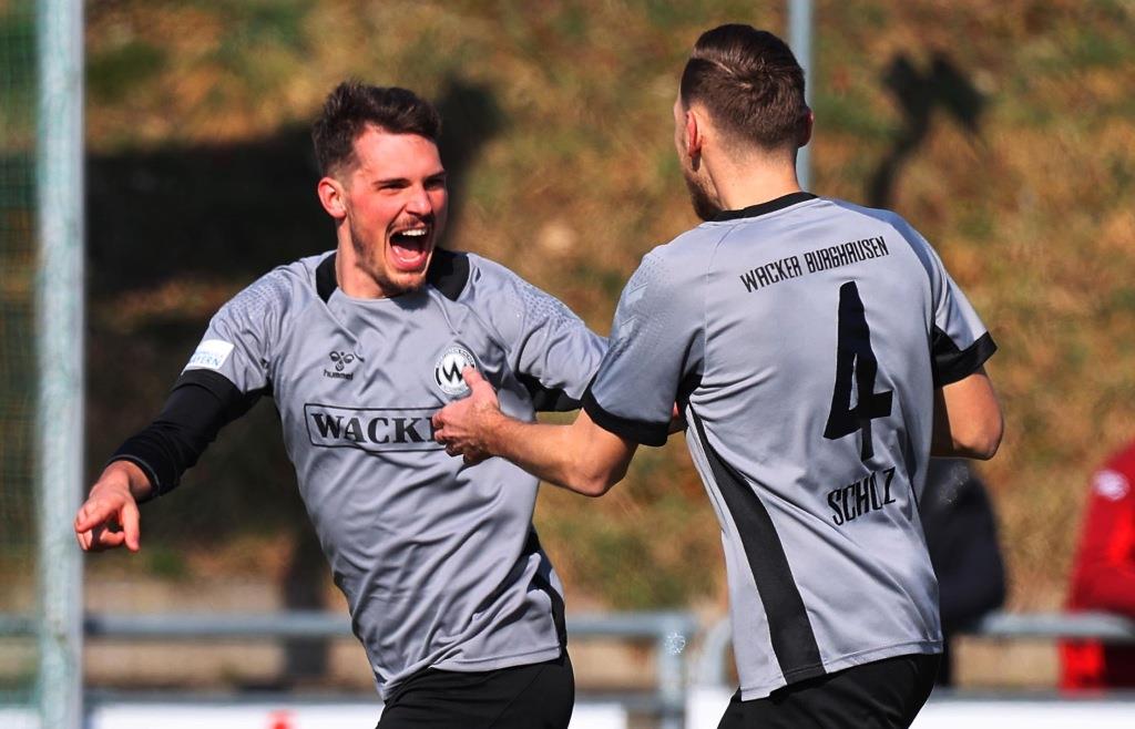 Buchbach vom Winde verweht: 40-Meter-Freistoß von Dennis Schmutz bringt ...