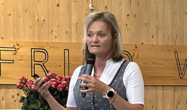 Goldene und blaue Karten für engagierte Bürger im Landkreis Regen